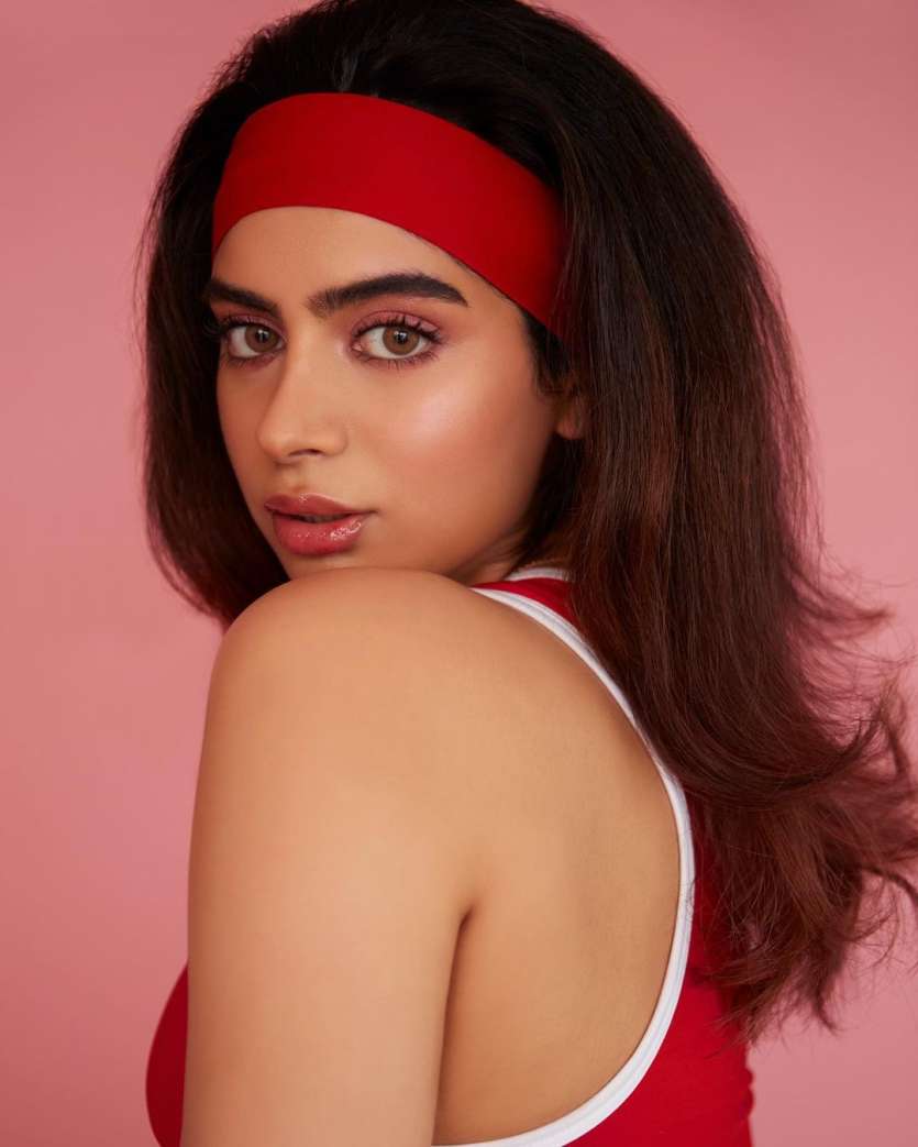 Khushi Kapoor amps the glam in new post, see her ravishing pics in red
